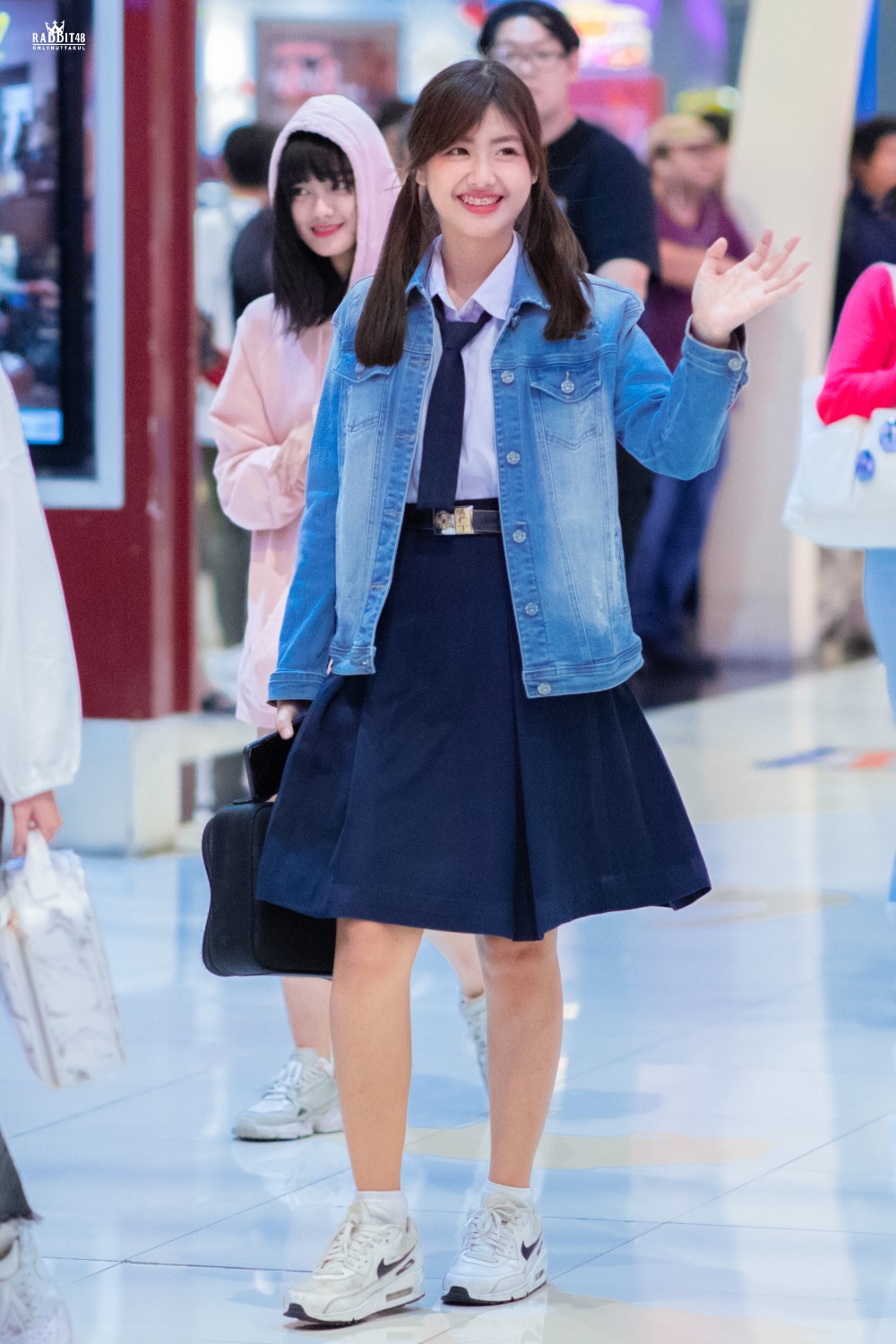 [BNK48] Gygee ชุดนักเรียนสดใสหลังแสดงเธียเตอร์