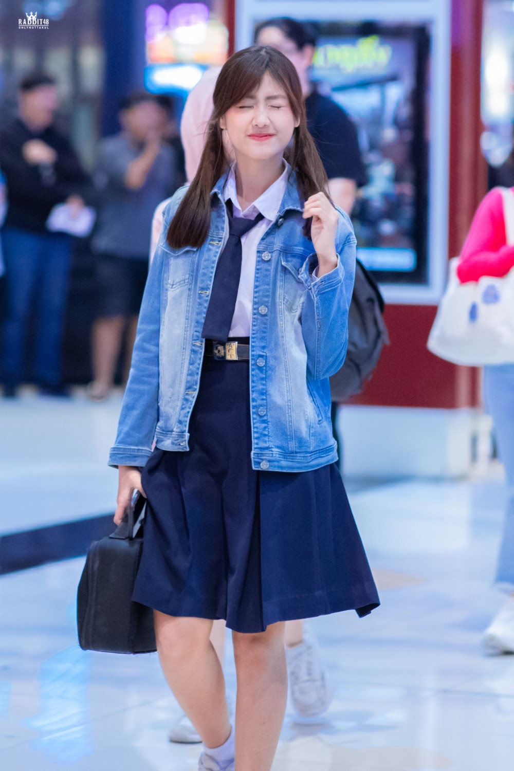 [BNK48] Gygee ชุดนักเรียนสดใสหลังแสดงเธียเตอร์