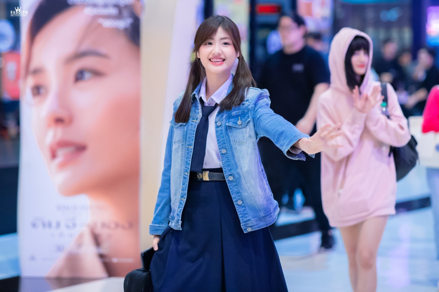 [BNK48] Gygee ชุดนักเรียนสดใสหลังแสดงเธียเตอร์