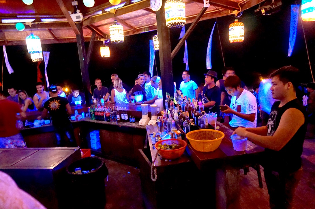 REVIEW: เกาะเสม็ดเสร็จทุกรายและเกาะแสมสาร ฉบับชะนีเพื่อนซี้ (ตอน 1 เกาะ ...