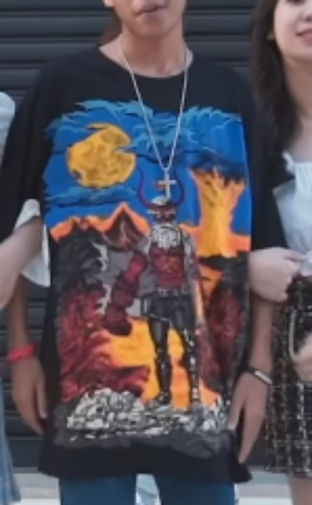 อยากทราบว่าเสื้อตัวนี้คือเสื้ออะไรและหาซื้อได้จากที่ไหนบ้างครับ Pantip